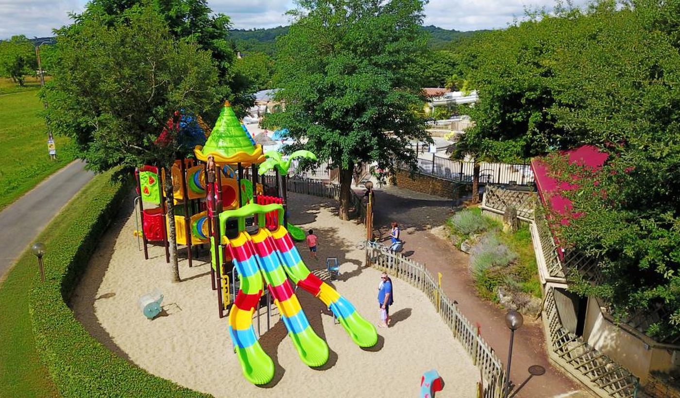 Flower Camping La Chataigneraie, Auvergne Rhône Alpes, Camping Anneyron Flower Camping La Chataigneraie, Auvergne Rhône Alpes, Camping Anneyron